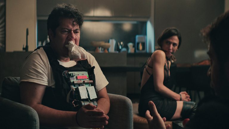 รีวิว Non Negotiable (Netflix) พยายามจะตลก แต่หาความตลกไม่ได้เลย ...