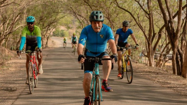 รีวิว Vijay 69 (Netflix) หนังกีฬาดราม่าตลกขำๆ แต่สะท้อนสังคมระหว่างวัยได้ดีเกินคาดมาก – Playinone